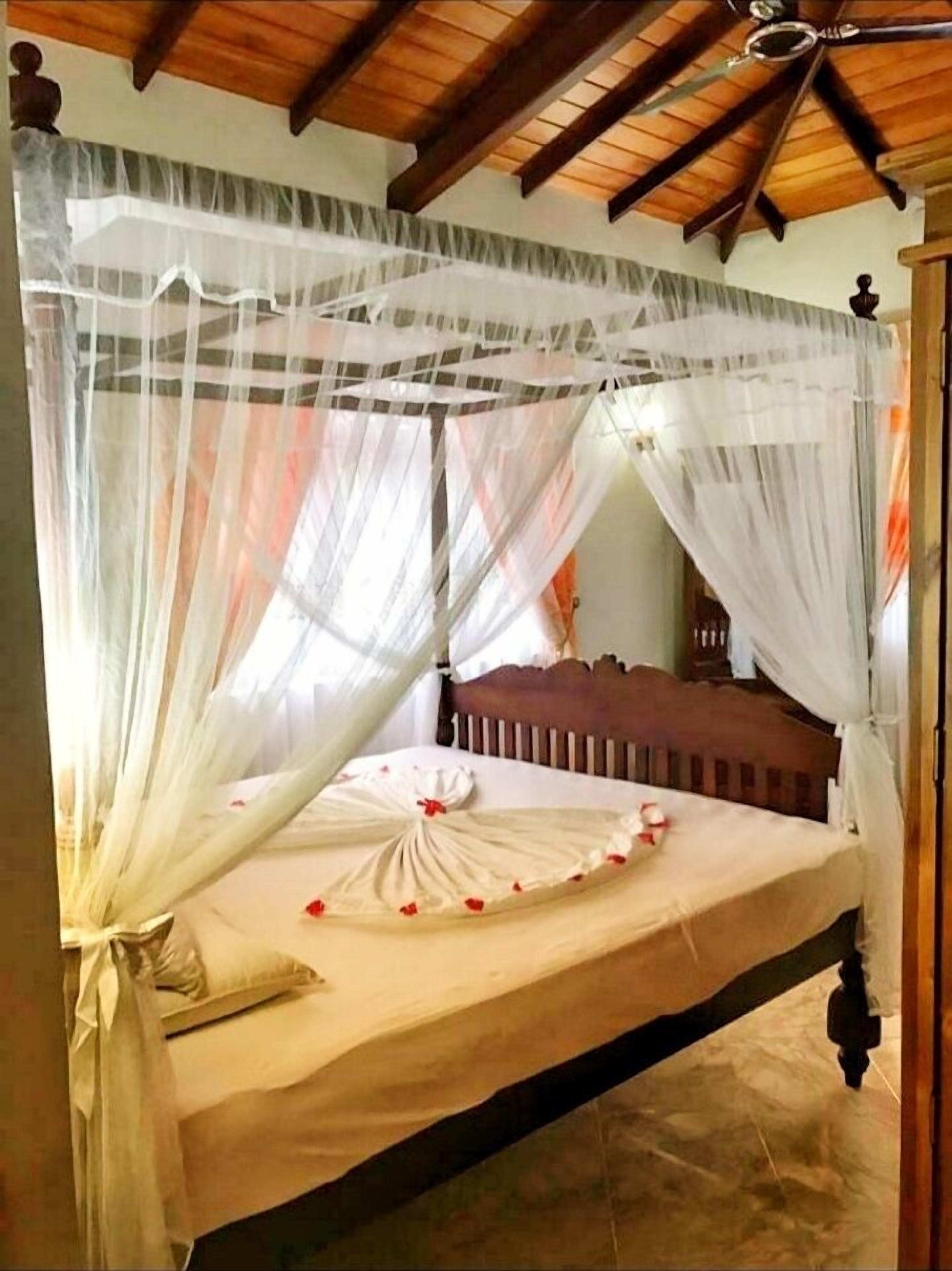 Quarto Duplo Deluxe, 1 cama queen-size, vista para o jardim | Secretária, secretária adequada para computadores portáteis 