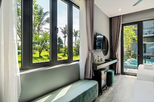Quarto Familiar, 2 camas queen-size, vista para a piscina | Roupa de alta qualidade, minibar, cofre no quarto, secretária 