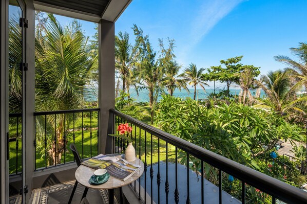 Deluxe Double Seaview with Balcony | Roupa de alta qualidade, minibar, cofre no quarto, secretária