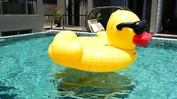 Piscina externa, funciona das 7h às 21h, guarda-sóis, espreguiçadeiras
