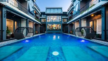 Piscina externa, funciona das 7h às 21h, guarda-sóis, espreguiçadeiras