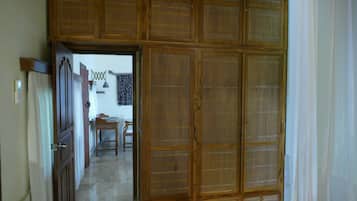 Bungalow Deluxe, 2 quartos, vista para o mar | 1 quarto, cofre no quarto, secretária