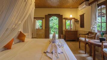 1 quarto, cofre no quarto, secretária