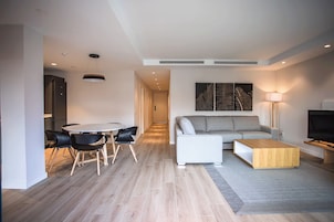 Roupas de cama premium, edredons de pluma, cofres nos quartos