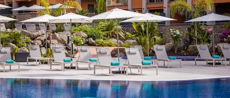 2 piscinas externas, guarda-sóis, espreguiçadeiras