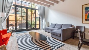 Uma sala moderna com sofá, mesa de centro e área de jantar.