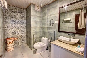 Quarto superior, 1 cama de casal | Banheiro | Toalhas de banho 
