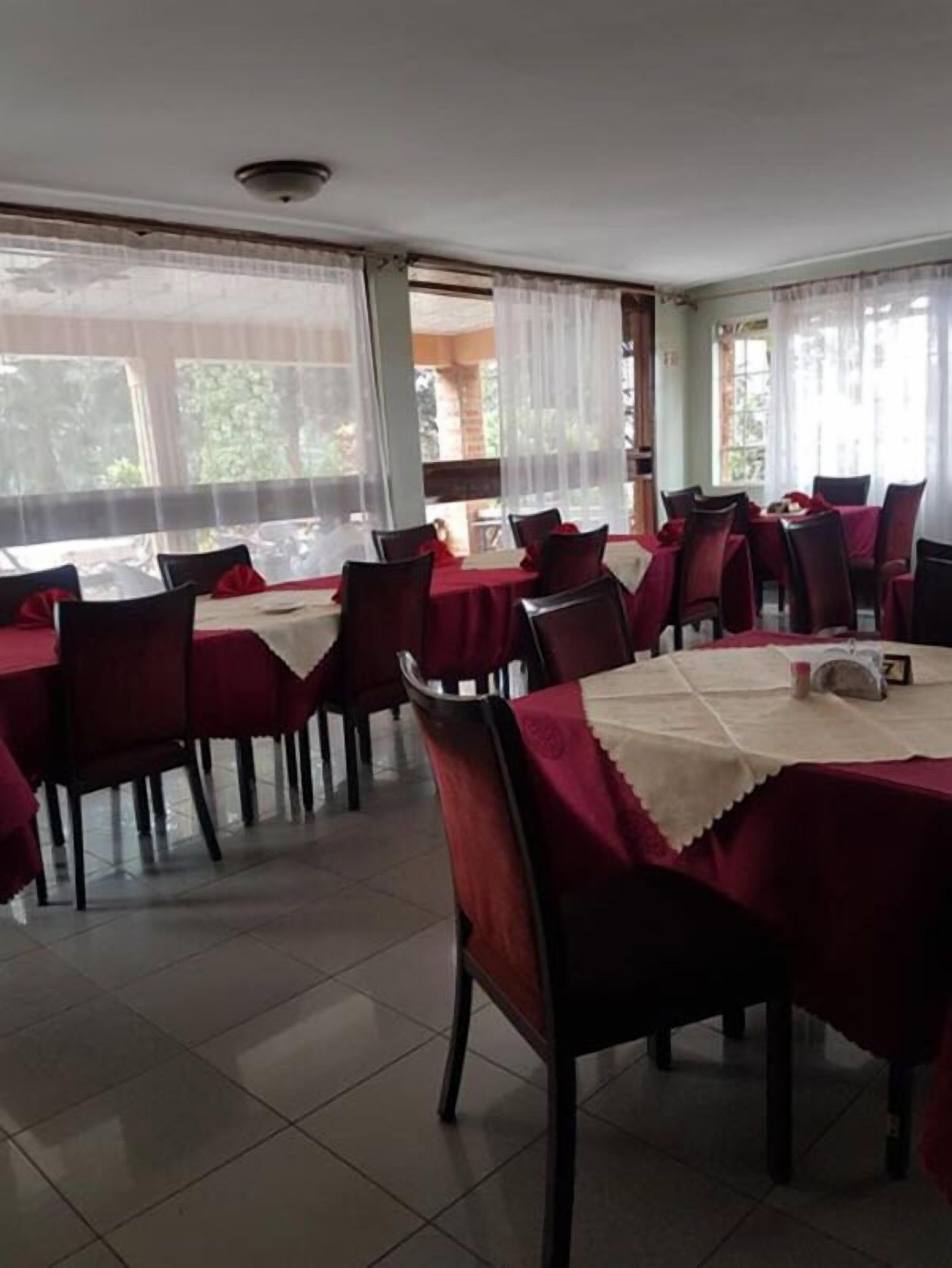 Café da manhã, almoço e jantar; local e internacional 