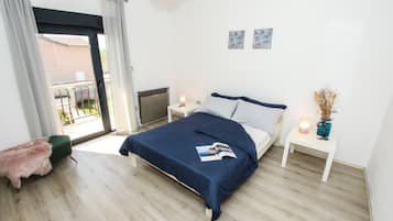 Apartamento premium, várias camas, vista para o pátio | Escrivaninha, cortinas blackout, ferros/tábuas de passar roupa