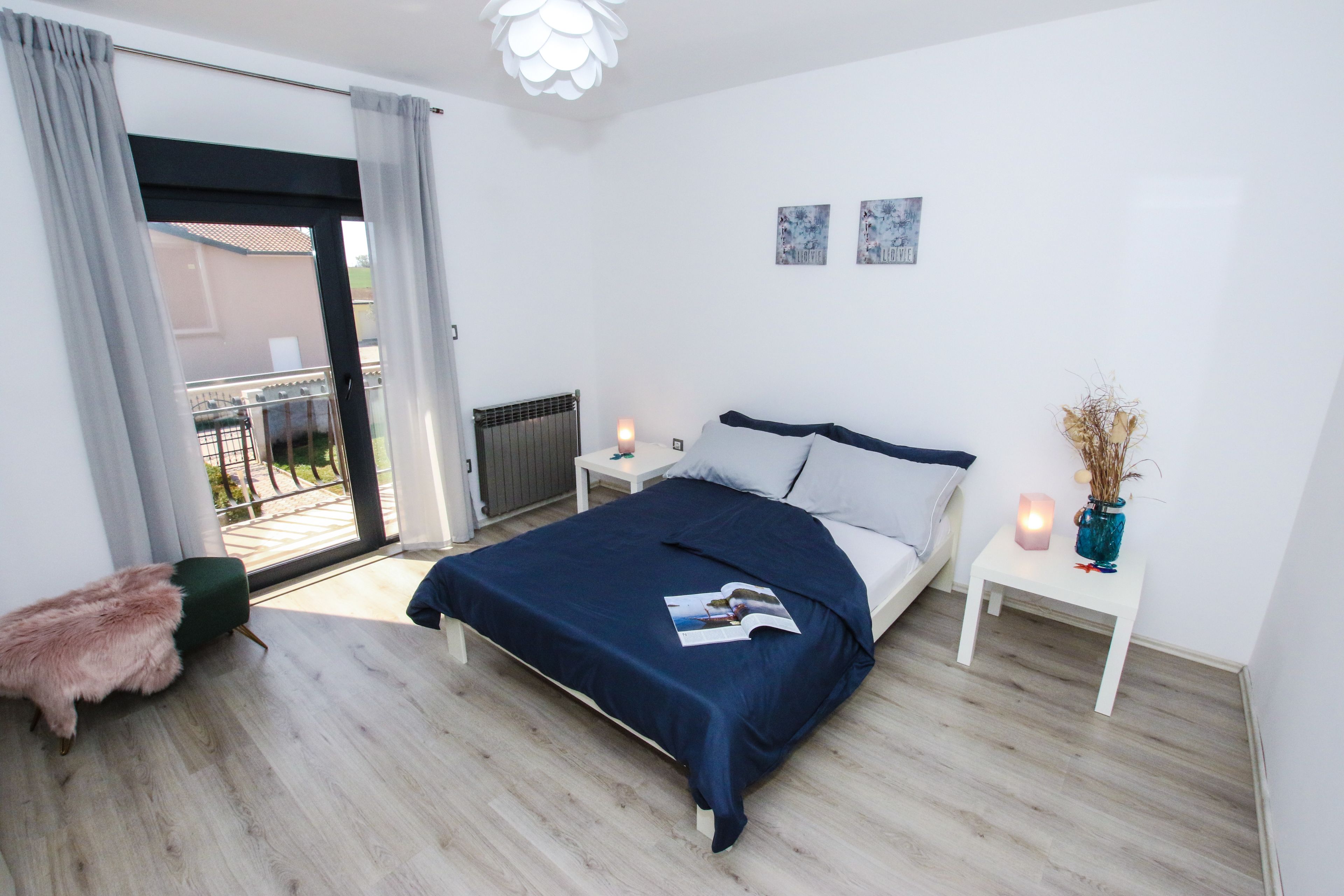 Apartamento Premium, várias camas, vista para o pátio | Secretária, cortinas/cortinados opacos, ferro/tábua de engomar 