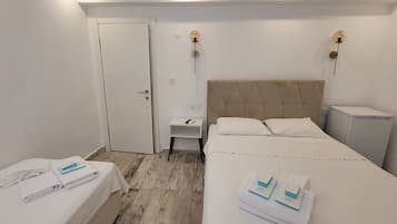 Bodrum Kat Triple Room | Frigobar, ferros/tábuas de passar roupa, Wi-Fi de cortesia