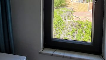 Quarto triplo luxo, vista para a cidade | Frigobar, ferros/tábuas de passar roupa, Wi-Fi de cortesia