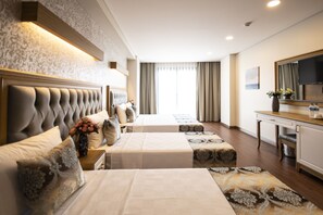 Quarto Quádruplo | Lençóis de algodão egípcio, roupa de alta qualidade, minibar 