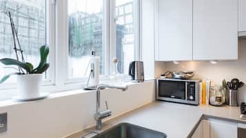 Apartamento, 1 quarto | Cozinha privada | Um frigorífico/congelador grande, um micro-ondas, um forno