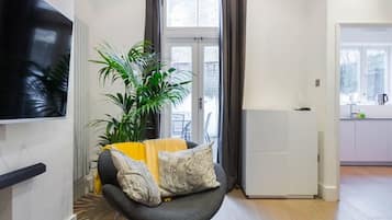 Apartamento, 1 quarto | Sala de estar | TV de ecrã plano