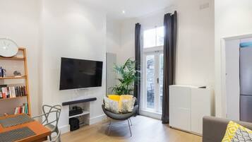 Apartamento, 1 quarto | Sala de estar | TV de ecrã plano