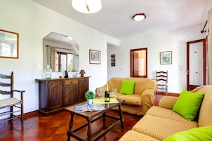 Villa, 3 quartos, piscina privativa | Sala de estar | TV de ecrã plano