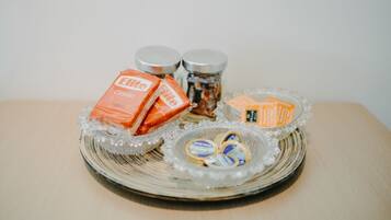 Uma bandeja com diversos alimentos, incluindo lanches embalados e potes.
