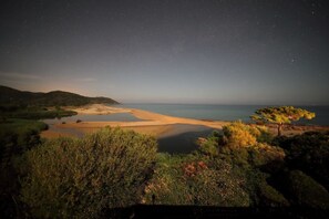 Na praia, prática de mergulho livre no local 
