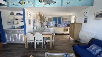 Villa Básica, 4 quartos (Casa Blue) | Cozinha privada | Um frigorífico/congelador grande, um micro-ondas, uma placa de cozinha