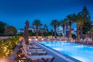 2 piscinas exteriores, da(s) 10:00 à(s) 18:00, guarda-sóis 