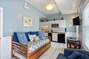 Palm 1 Bedroom Suite | Sala de estar | Televisor de 38 polegadas com canais por cabo 