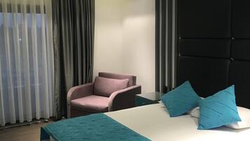 Deluxe Double Room | Minibar, cofre no quarto, secretária, quartos insonorizados