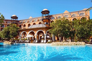 3 piscinas externas, guarda-sóis, espreguiçadeiras