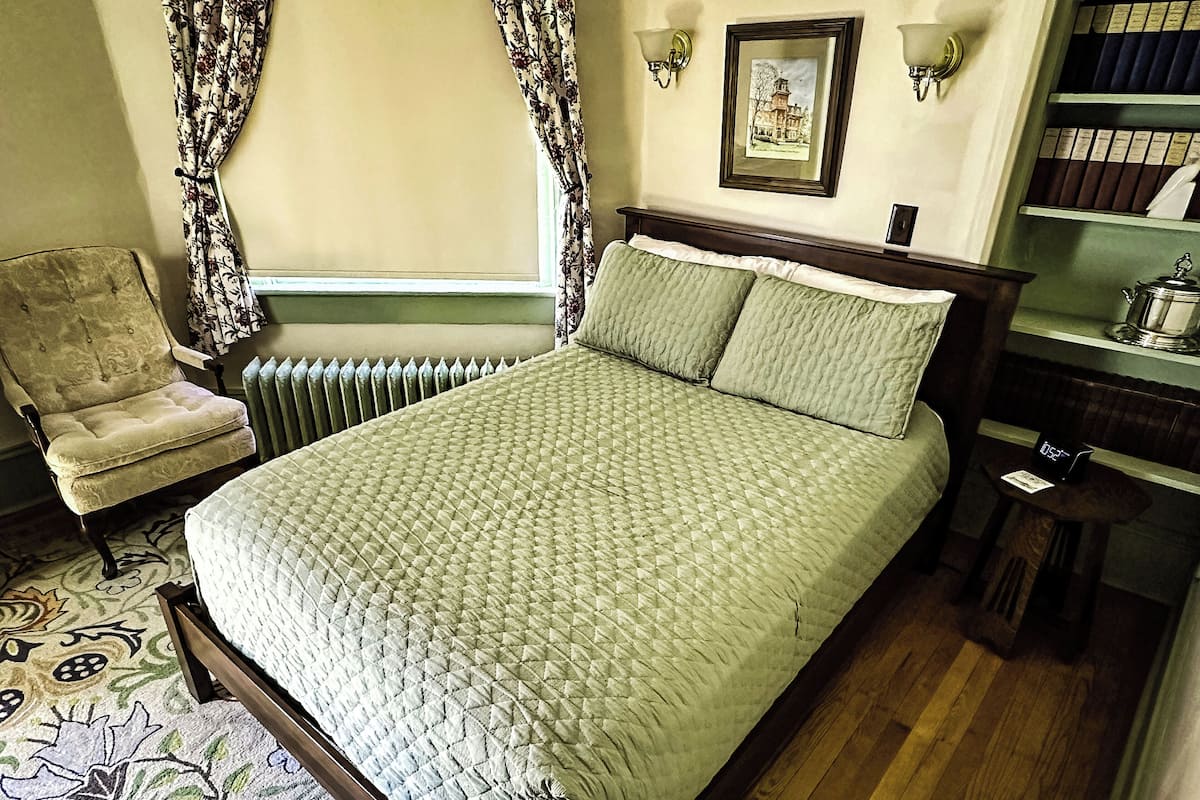 Quarto Deluxe, casa de banho anexa, vista para o pátio (Full Bed Guest Room) | Ferro/tábua de engomar, Wi-fi, roupa de cama fornecida 