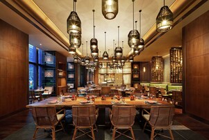 3 restaurantes, cozinha local e internacional 