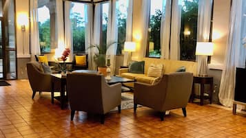 Área de estar no saguão