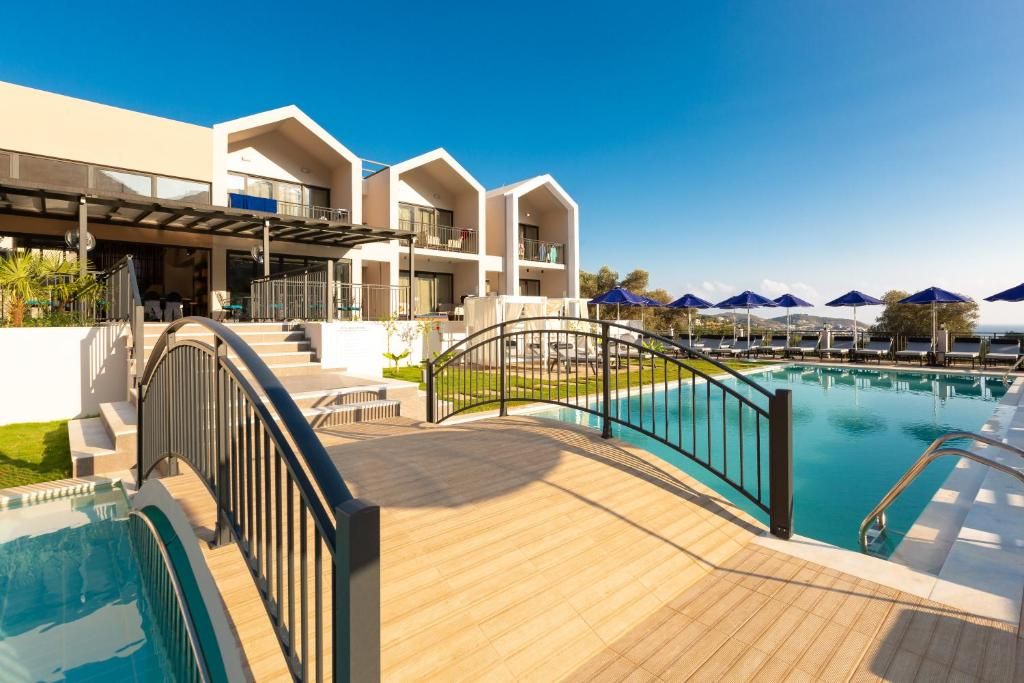 Resort com piscina, área externa coberta e prédio com varandas.