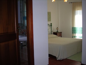 Quarto casal standard | 1 quarto, frigobar, escrivaninha, cortinas blackout