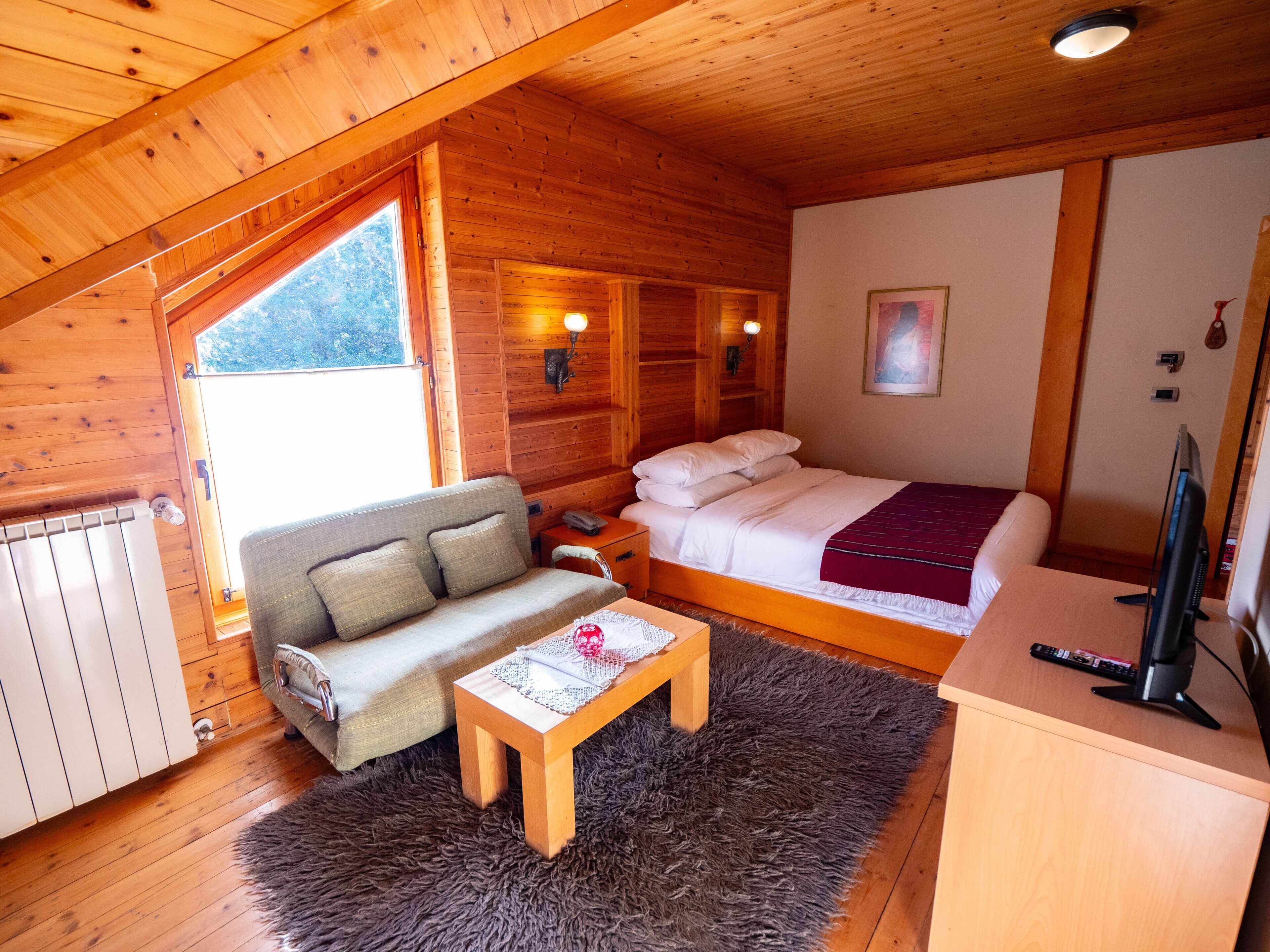 Quarto Duplo Júnior | Minibar, Wi-fi grátis, roupa de cama fornecida 