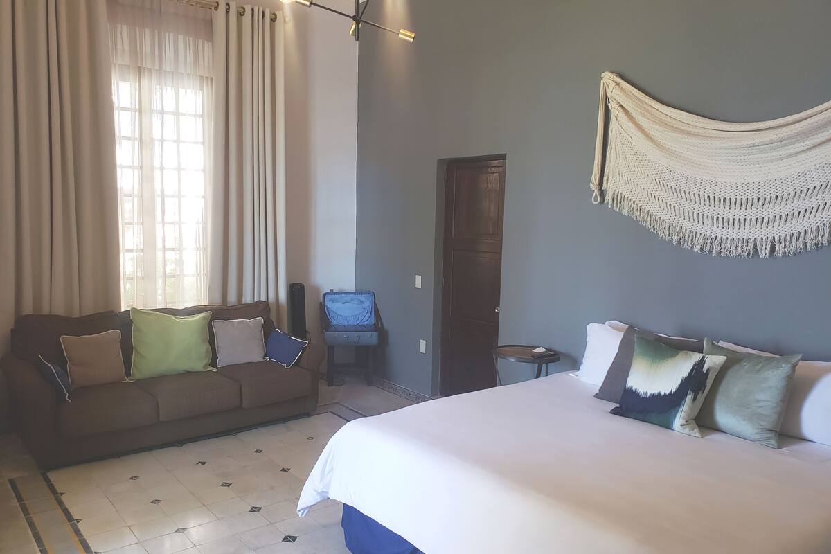 Grand Room | 1 quarto, roupas de cama premium, edredons de pluma, cortinas blackout
