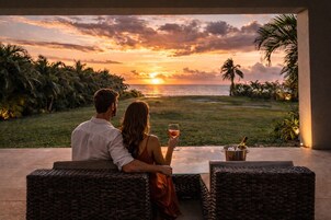 1 Bedroom Beachfront Villa | Minibar com produtos grátis, com decoração personalizada 