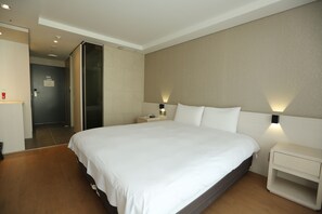 Quarto casal luxo | Individualmente mobiliados, cortinas blackout, Wi-Fi de cortesia