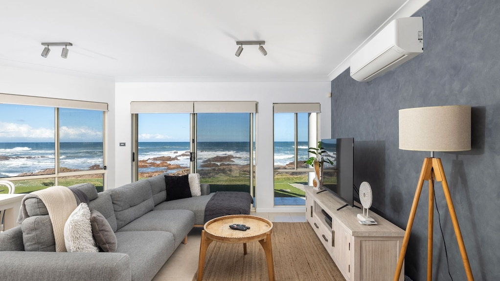 Hear The Waves Watch The Whales Anna Bay - Hunter Region