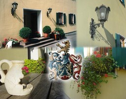 Fachada de um edifício com porta, janelas e luminárias externas.
