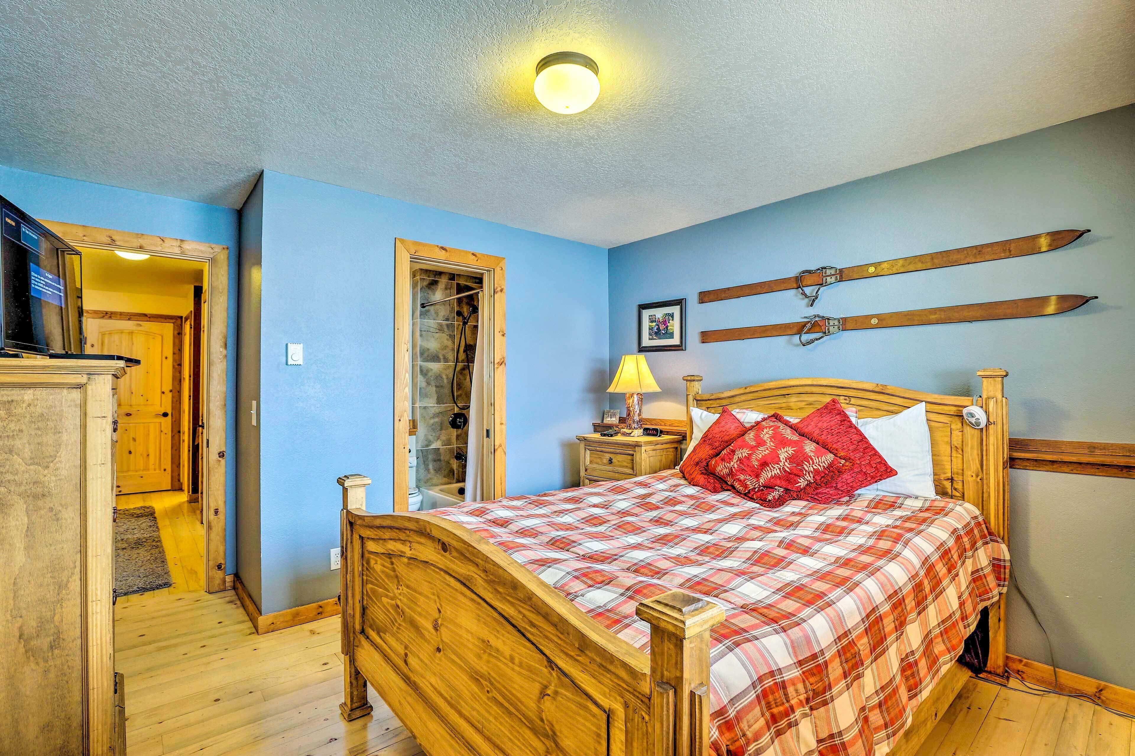 Silverthorne Ski Base W/ Mtn Views: Walk To Trails - Silverthorne, CO