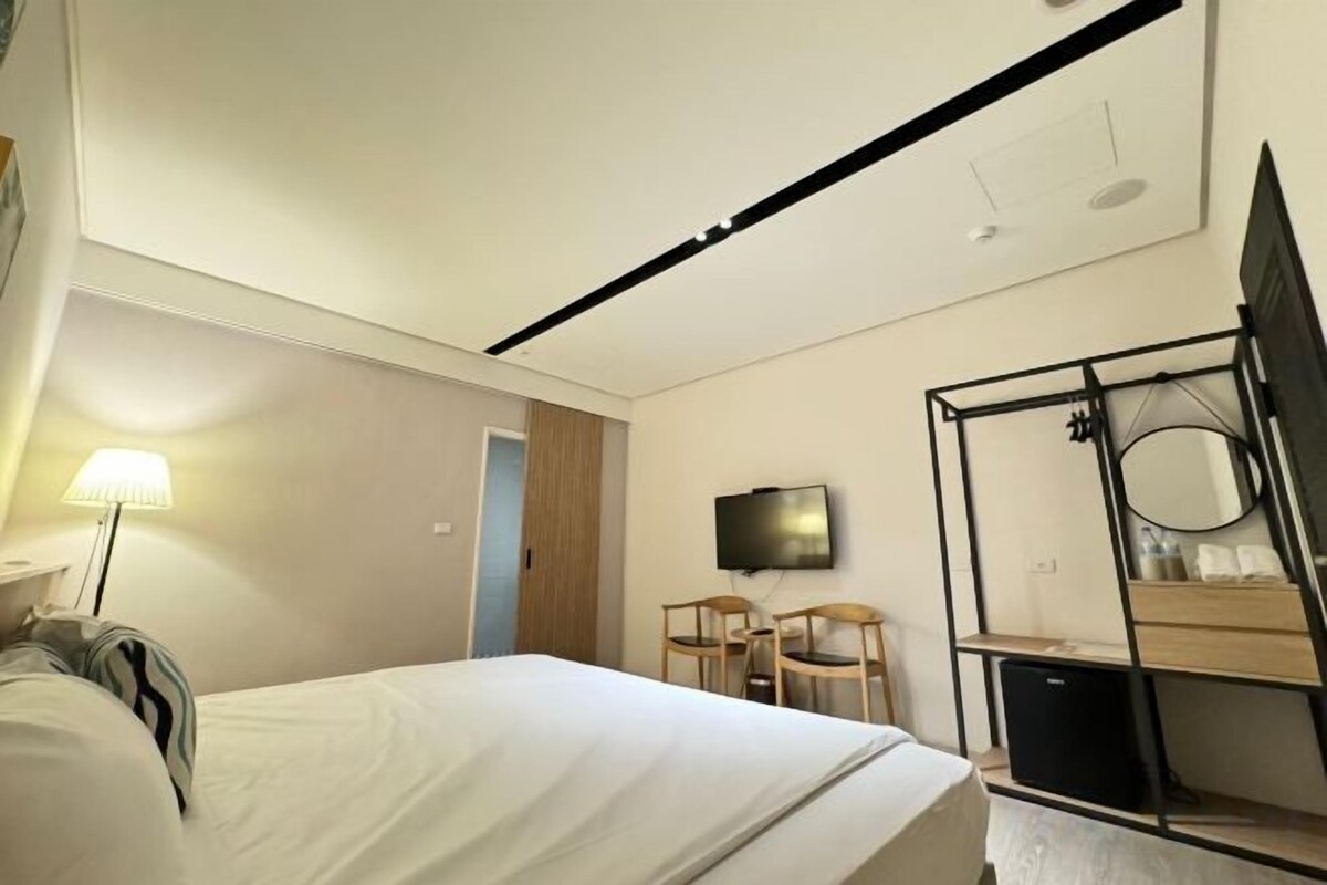 Escrivaninha, cortinas blackout, quartos à prova de som