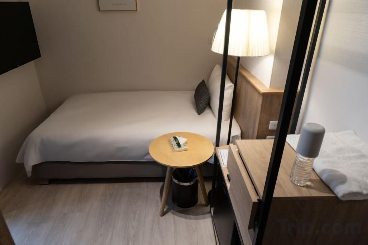 Escrivaninha, cortinas blackout, quartos à prova de som