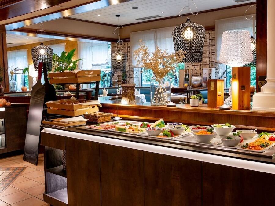 Pequeno-almoço tipo buffet diário (8 EUR por pessoa)