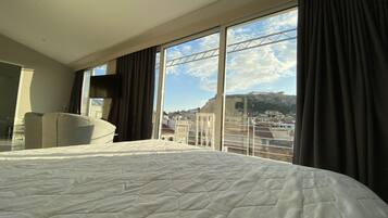 Penthouse, 1 cama queen-size, vista para a colina | Cofre no quarto, com decoração personalizada