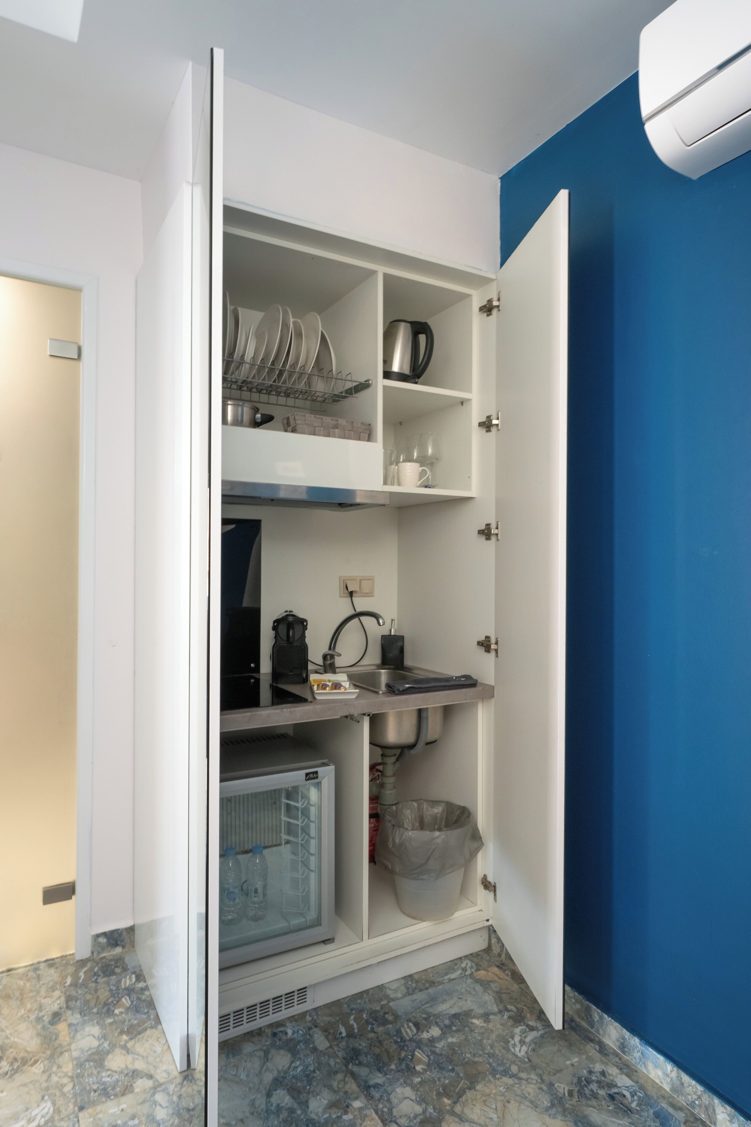 Apartamento standard, 1 cama Queen e sofá-cama, vista para a cidade | Cozinha privada | Geladeira, cooktop, máquina de café expresso, cafeteira/chaleira