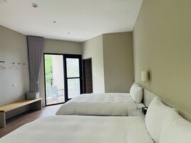 Quarto quádruplo standard | Escrivaninha, Wi-Fi de cortesia, roupa de cama