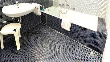 Quarto Individual, vista para o pátio | Casa de banho | Um polibã, um secador de cabelo, toalhas fornecidas