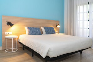 Escrivaninha, espaço de trabalho para notebook, cortinas blackout