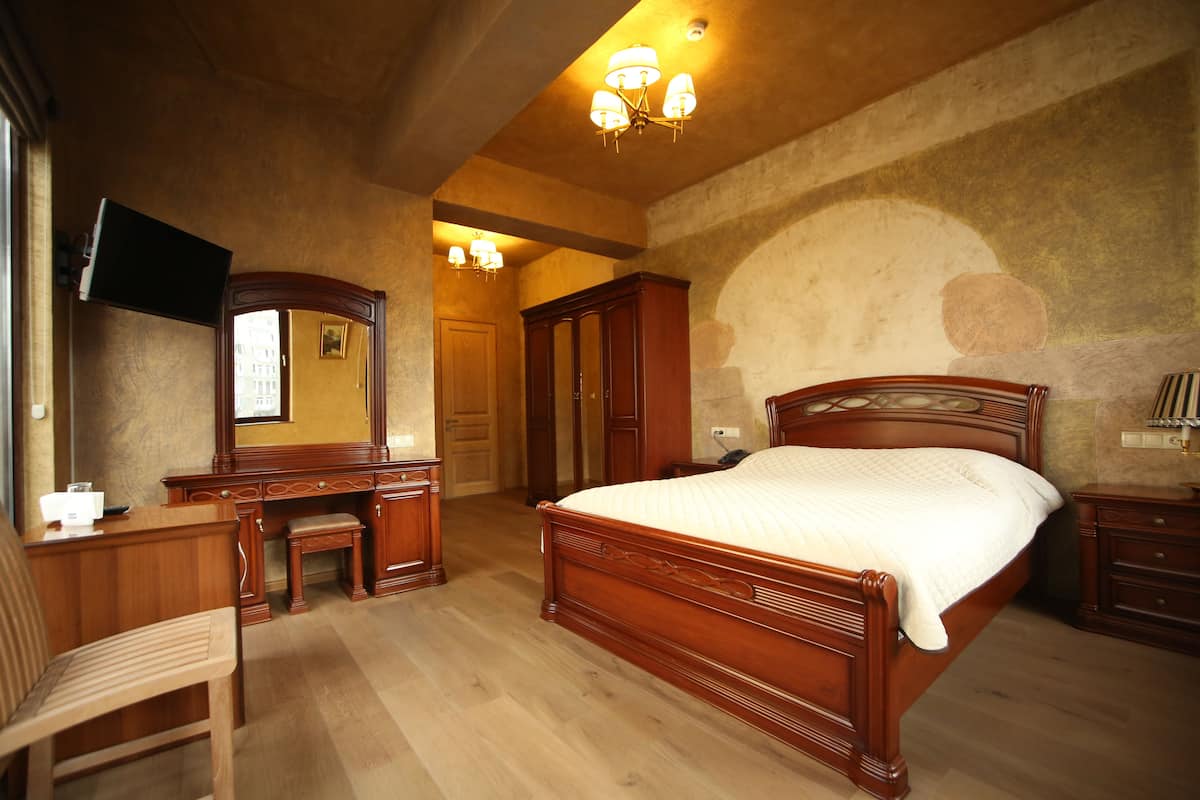 Quarto casal luxo | Frigobar, cofres nos quartos, escrivaninha, cortinas blackout