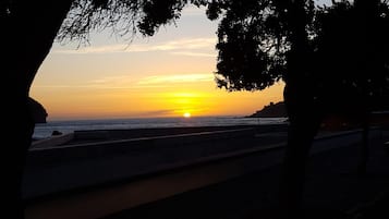 Perto da praia, praia de areia negra, 3 bares na praia